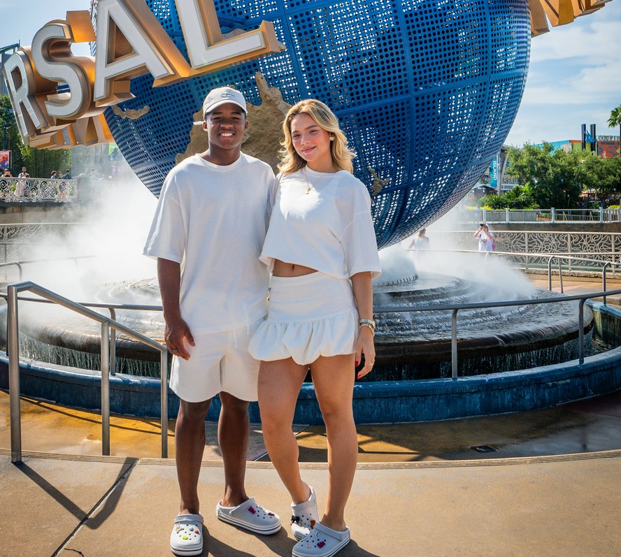 Endrick e namorada Gabriely Miranda se divertem no Universal Orlando Resort