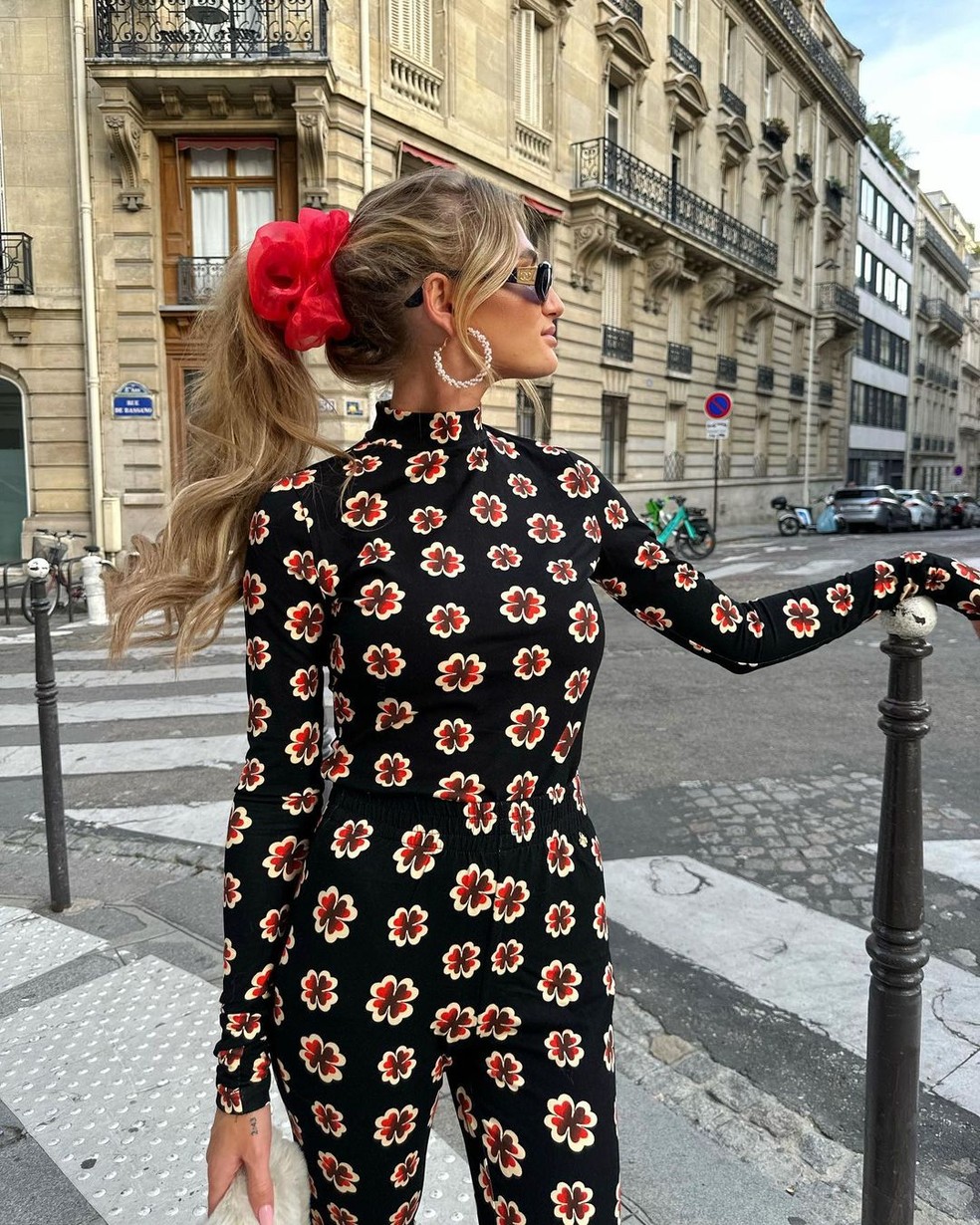 Sucesso no verão europeu, o scrunchie está de volta e promete ser o ...