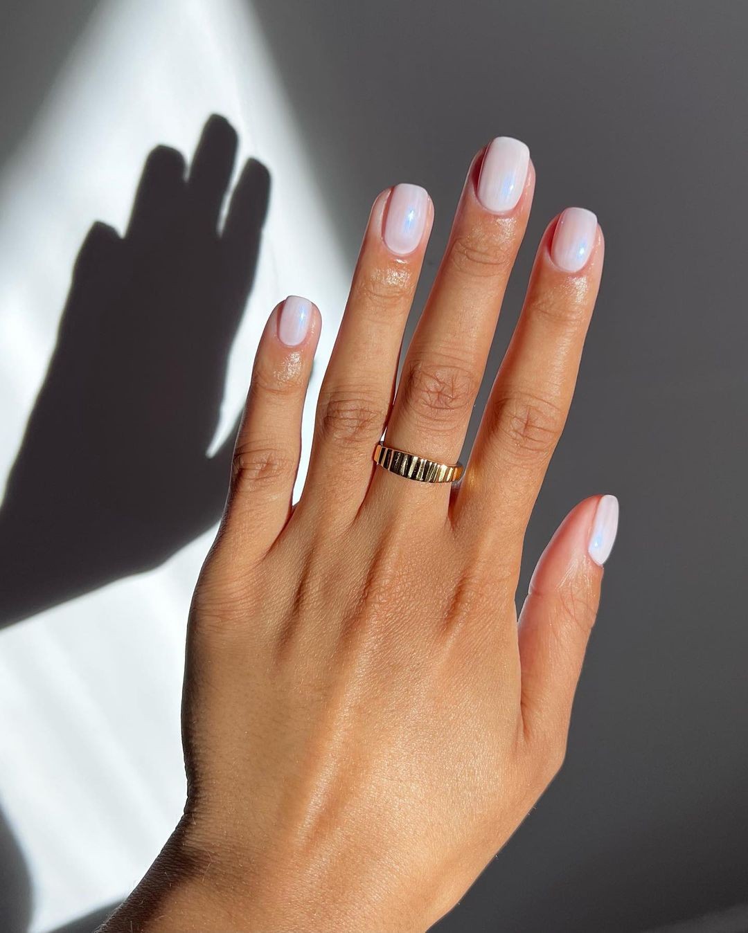 Unhas 'clean girl': conheça a nail art minimalista e fácil que é tendência