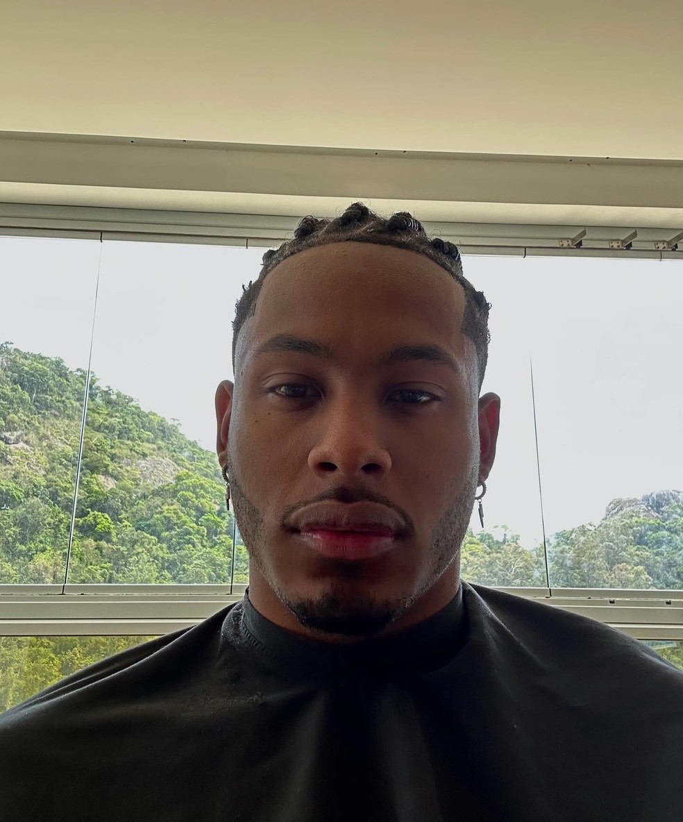 Paulo André exibe novo visual