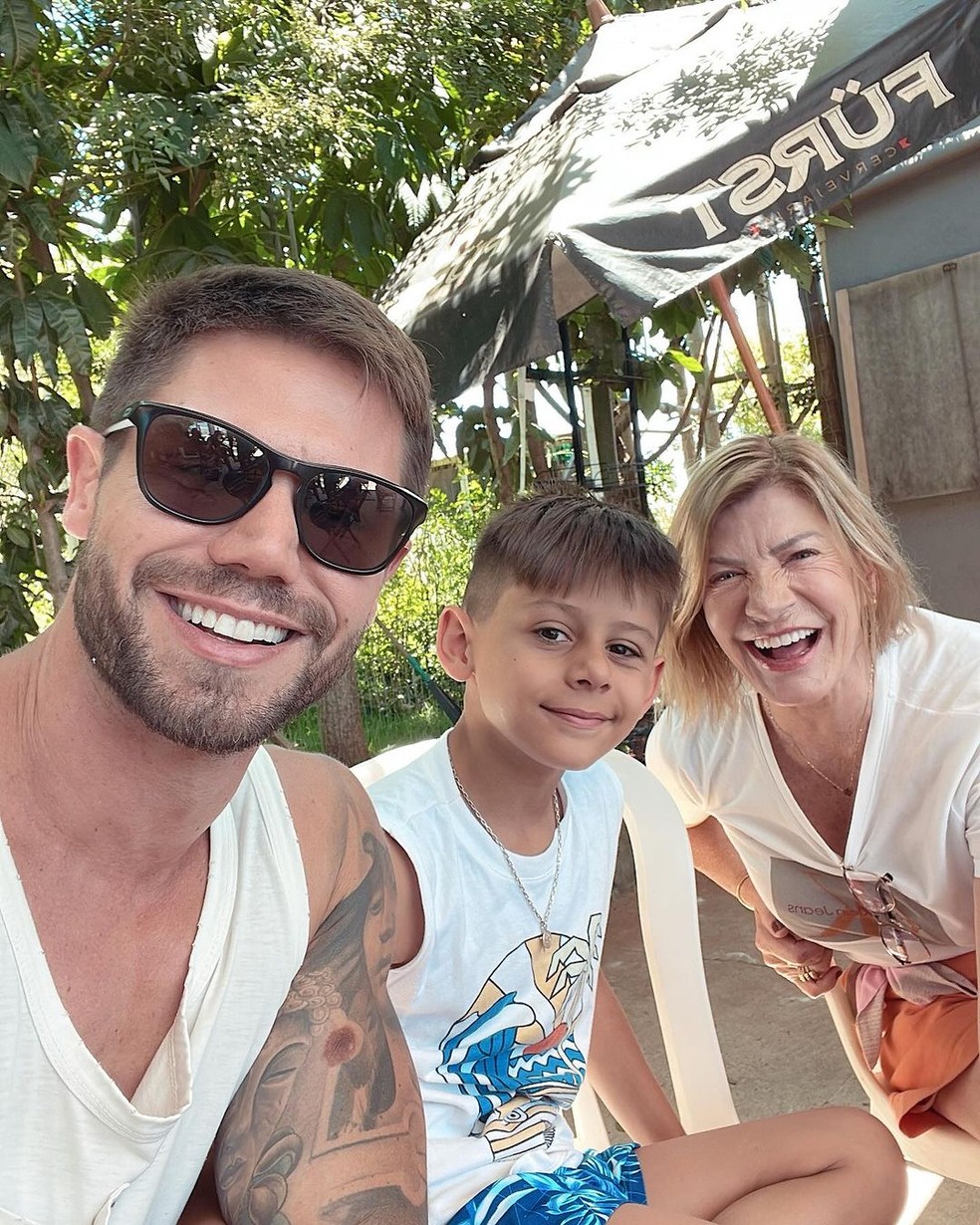 Jonas Sulzbach protagoniza selfie com família e ressalta: 'Me faz tão bem estar com vocês!'