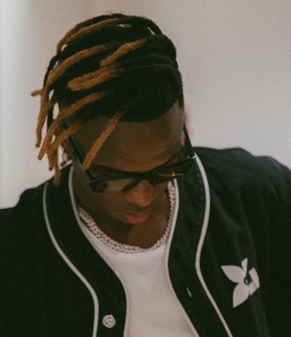 De visual novo, Vini Jr. esbanja estilo na web