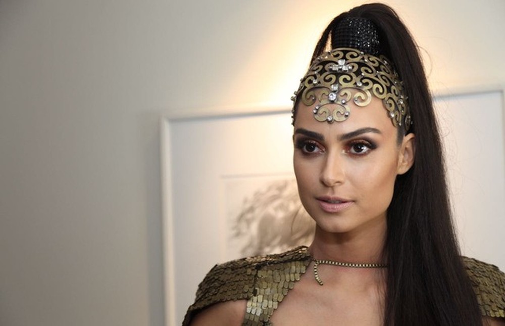 Thaila Ayala chega de guerreira dourada ao Baile da Vogue