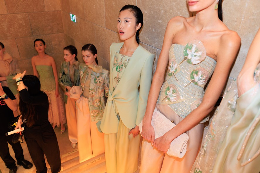 Giorgio Armani Privé: confira as fotos de backstage do verão 2026 de ...