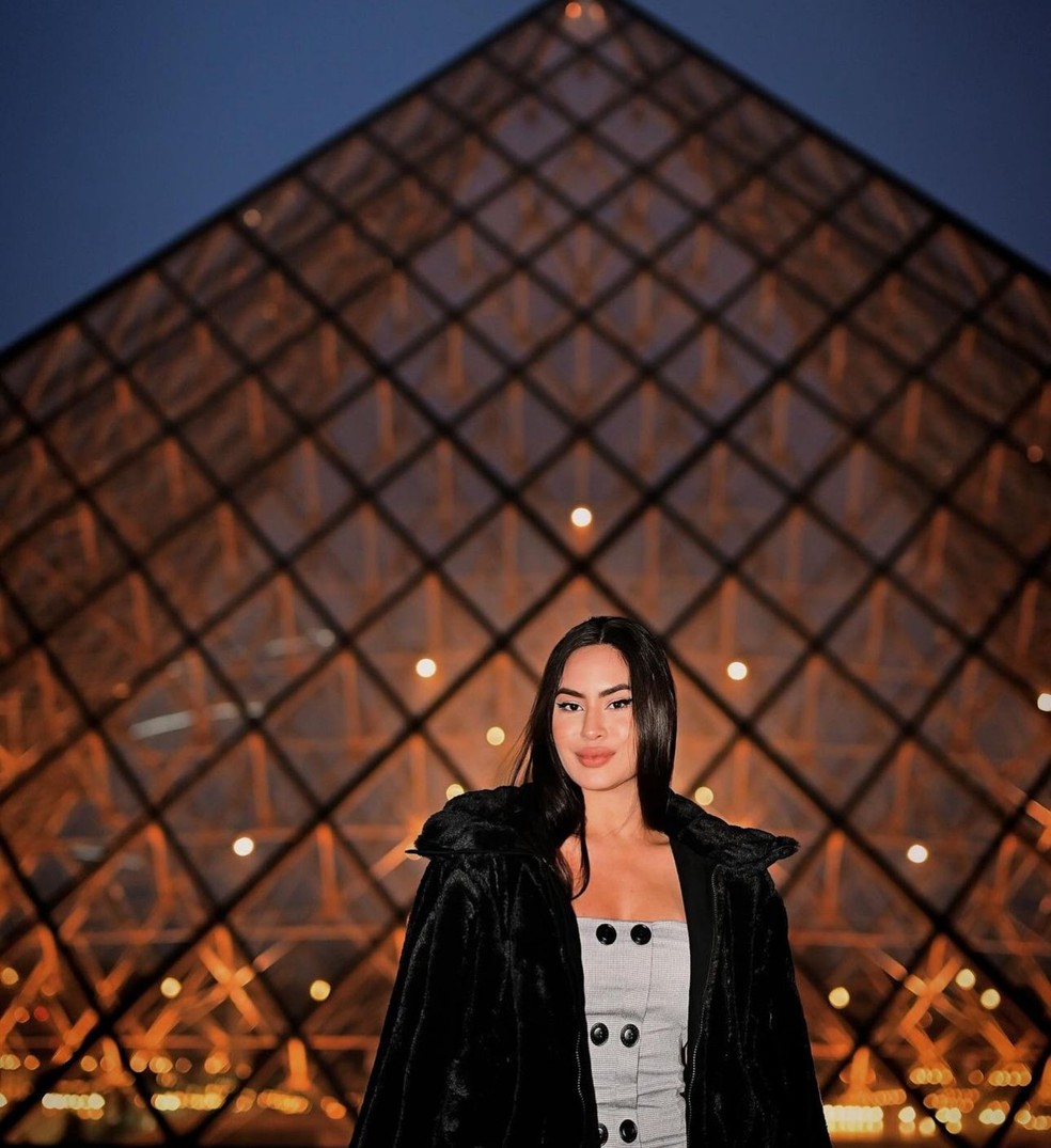 Isabelle Nogueira exibe novos registros de viagem à Paris