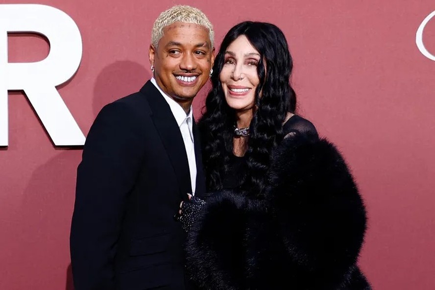 Cher conta que “manifestou” o namorado e o filho dele antes de conhecê-los