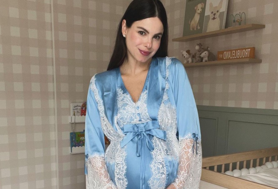 Sthefany Brito exibe barriga do nono mês da gestação