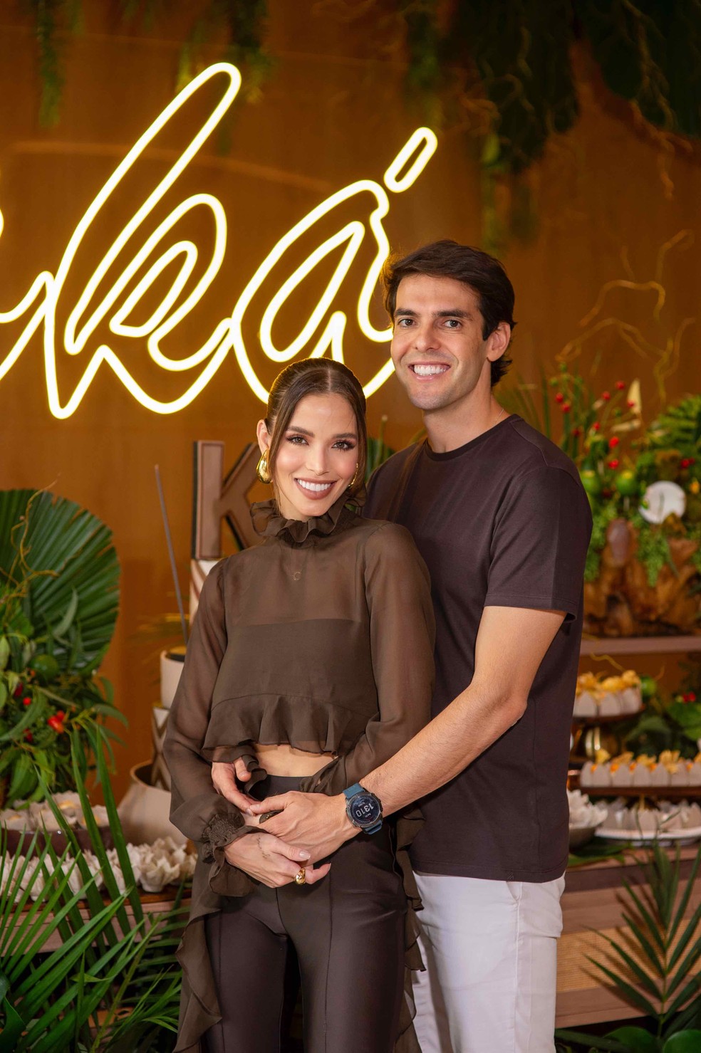 Carol Leite promove almoço de aniversário para Kaká