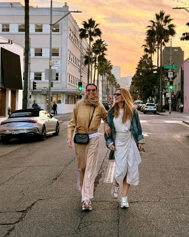 Ingrid Guimarães e Mônica Martelli posam em Los Angeles com as filhas