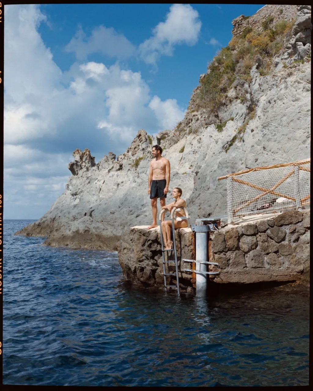 Essa noiva desenhou seu próprio vestido para seu “casamento nas nuvens” em uma ilha italiana