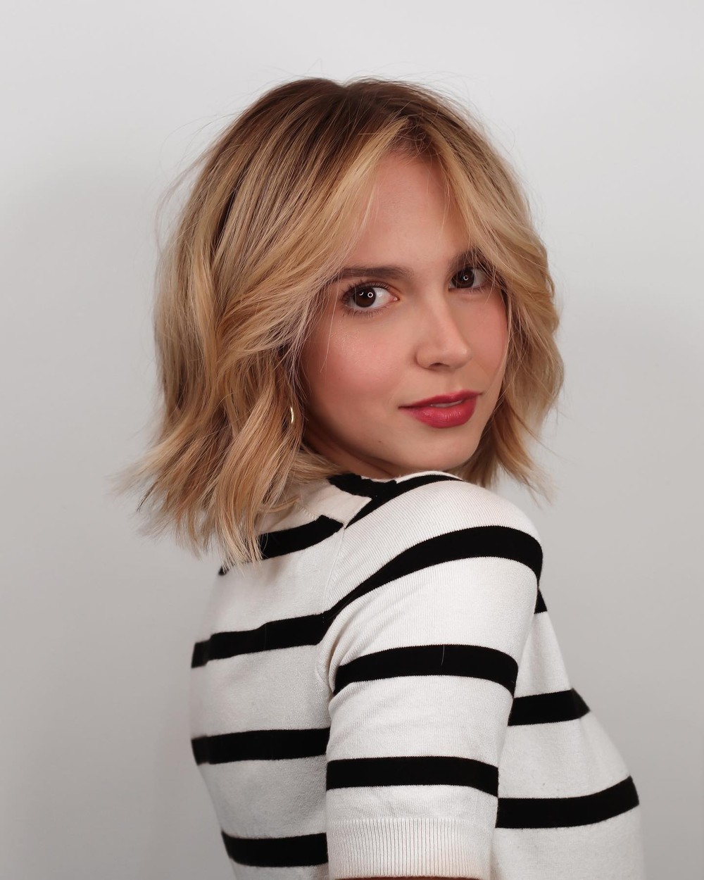 Isa Scherer radicaliza e corta os cabelos acima dos ombros