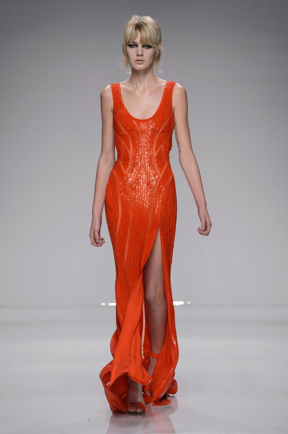 Versace: alta-costura acerta nos longos superjustos e supertrabalhados