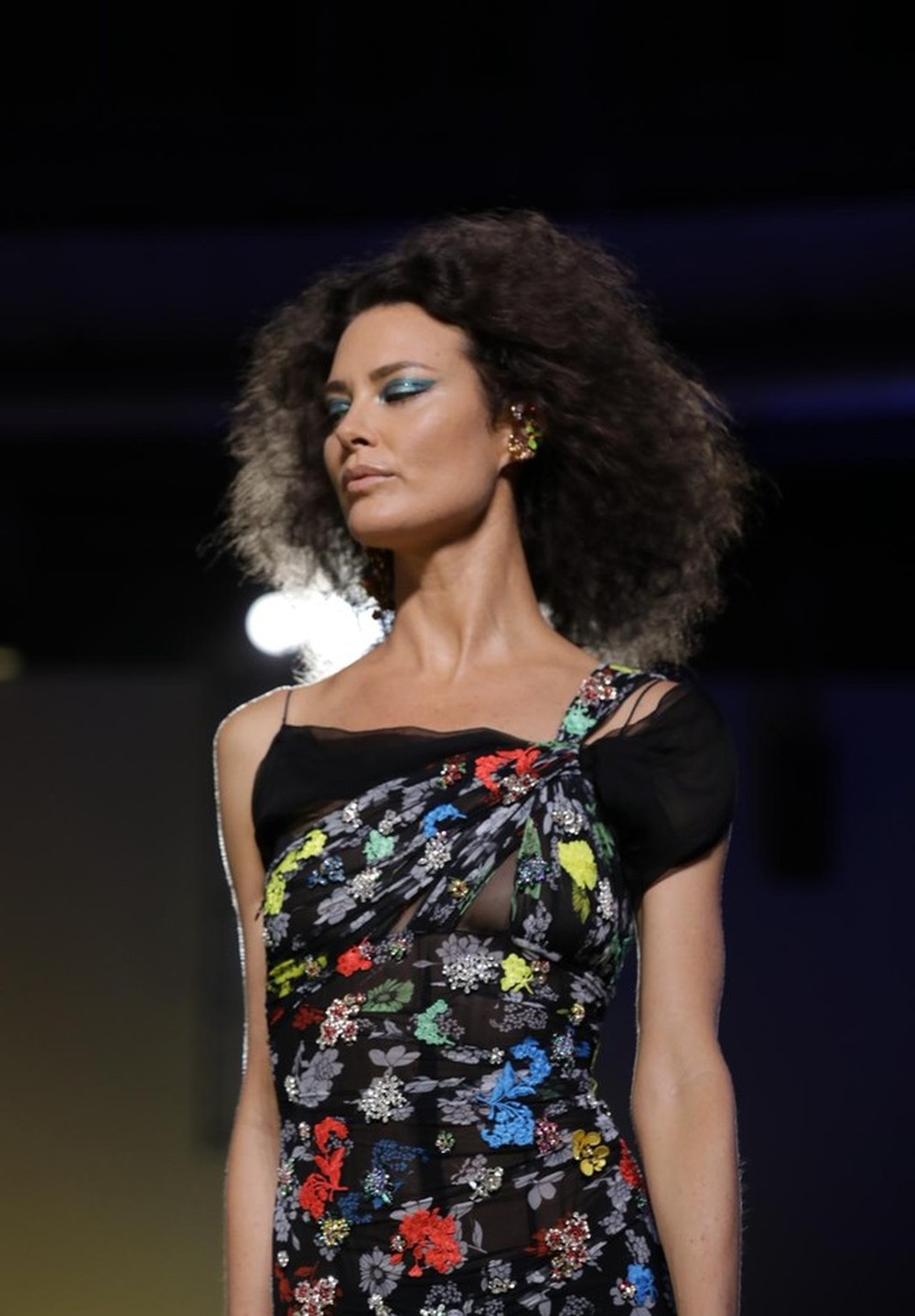 Shalom Harlow retorna à passarela no desfile de verão 2019 da Versace