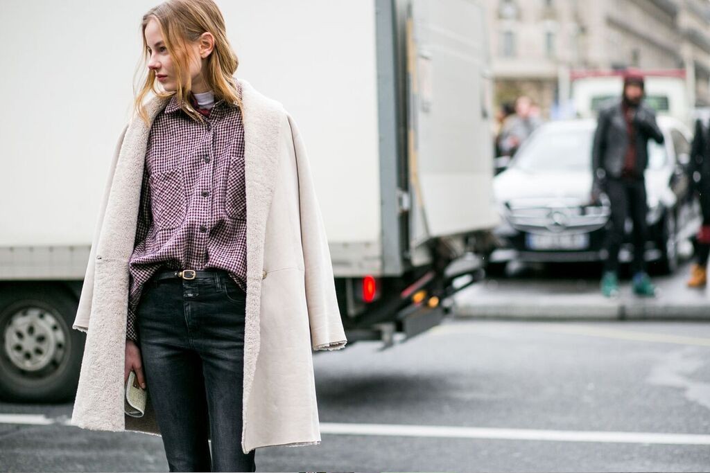 Street style: cores lavadas adocicam as ruas da semana de moda de Paris