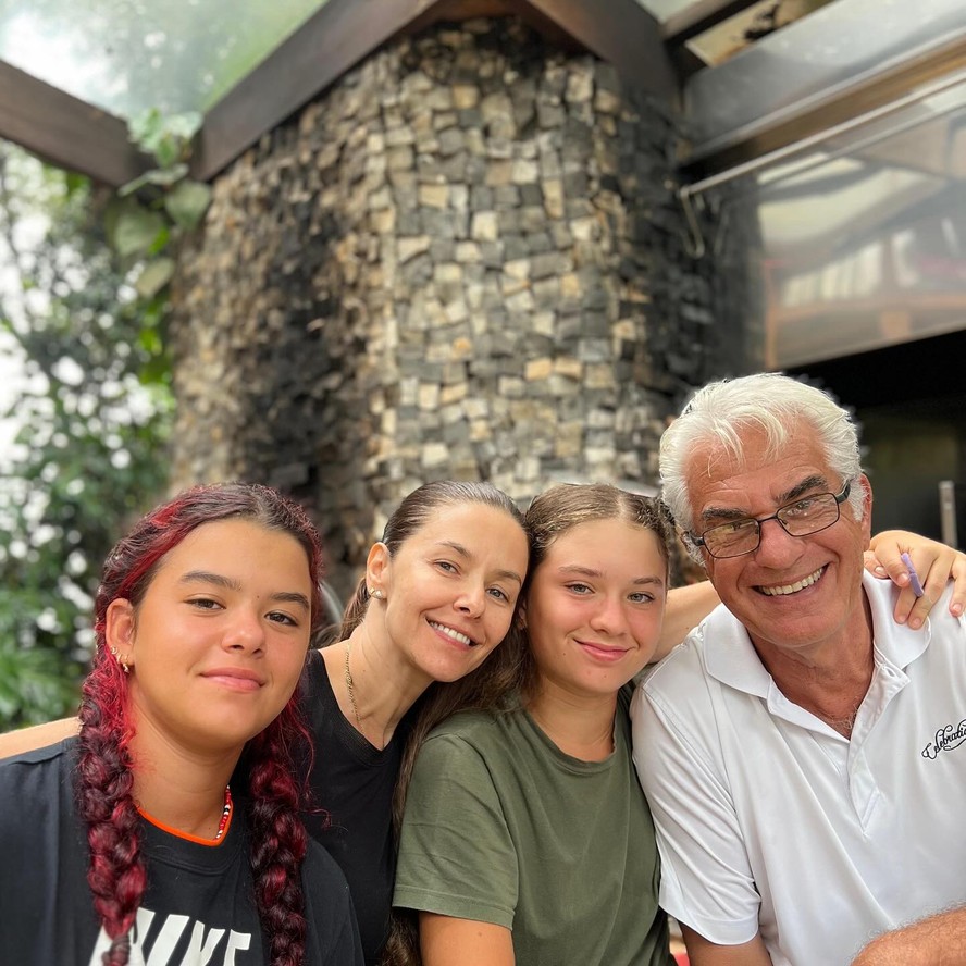 Bianca Rinaldi posta foto raríssima de marido e gêmeas: 'Família linda'