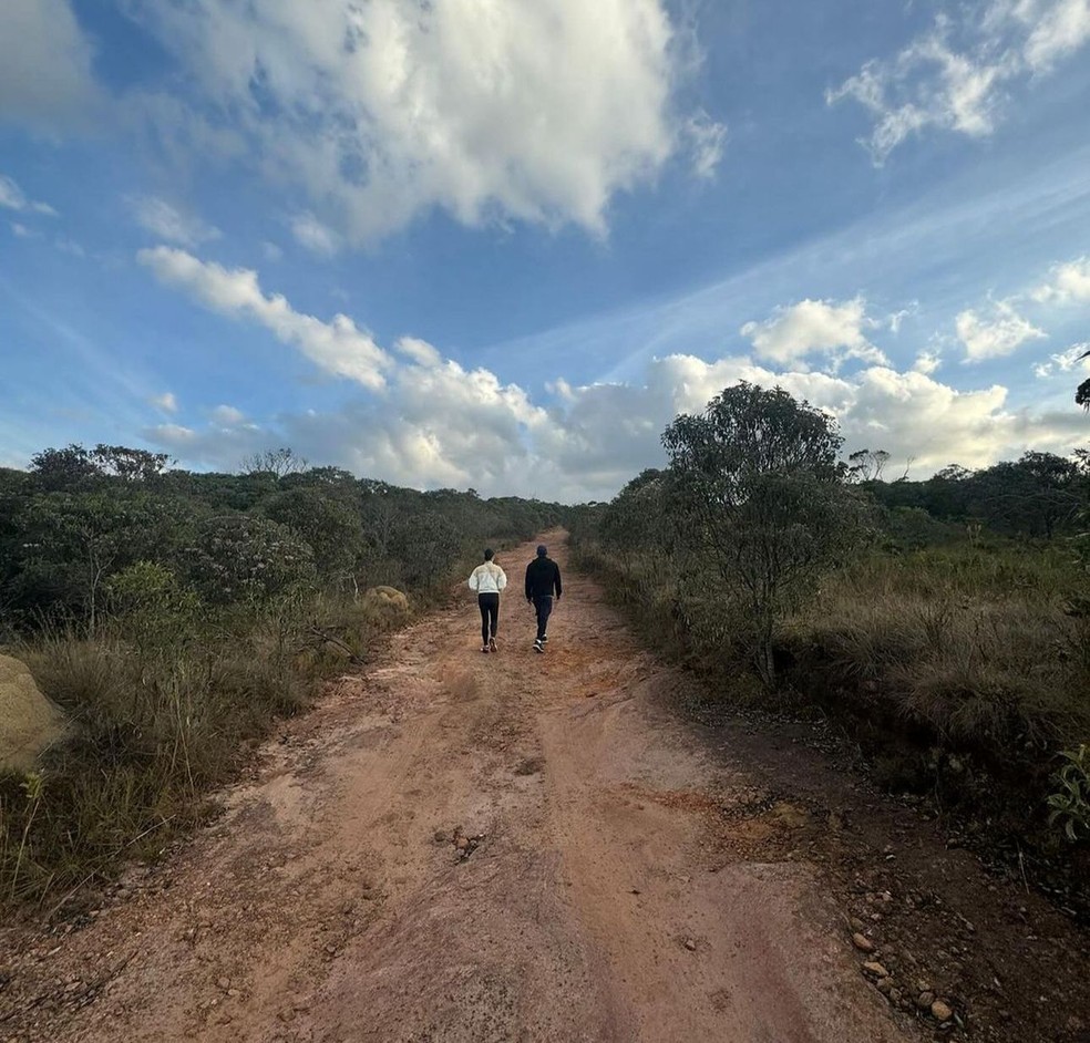 Marcus Buaiz posa em pôr do sol com Isis Valverde