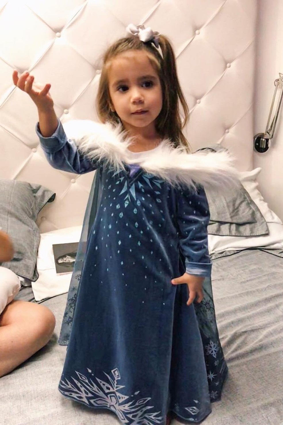 Let it go! Deborah Secco mostra Maria Flor vestida de Elsa, de Frozen ...