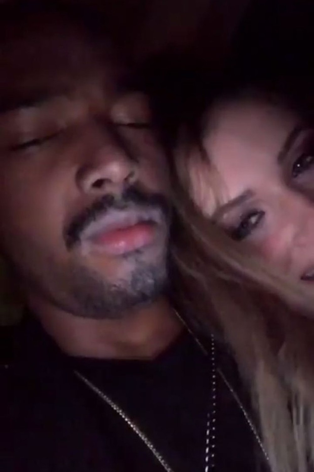 Nego do Borel beija muito e borra a maquiagem da namorada