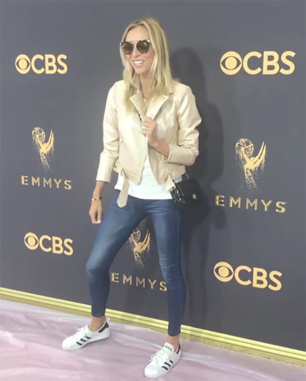 Giuliana Rancic surge de tênis e jeans no red carpet dos Emmys
