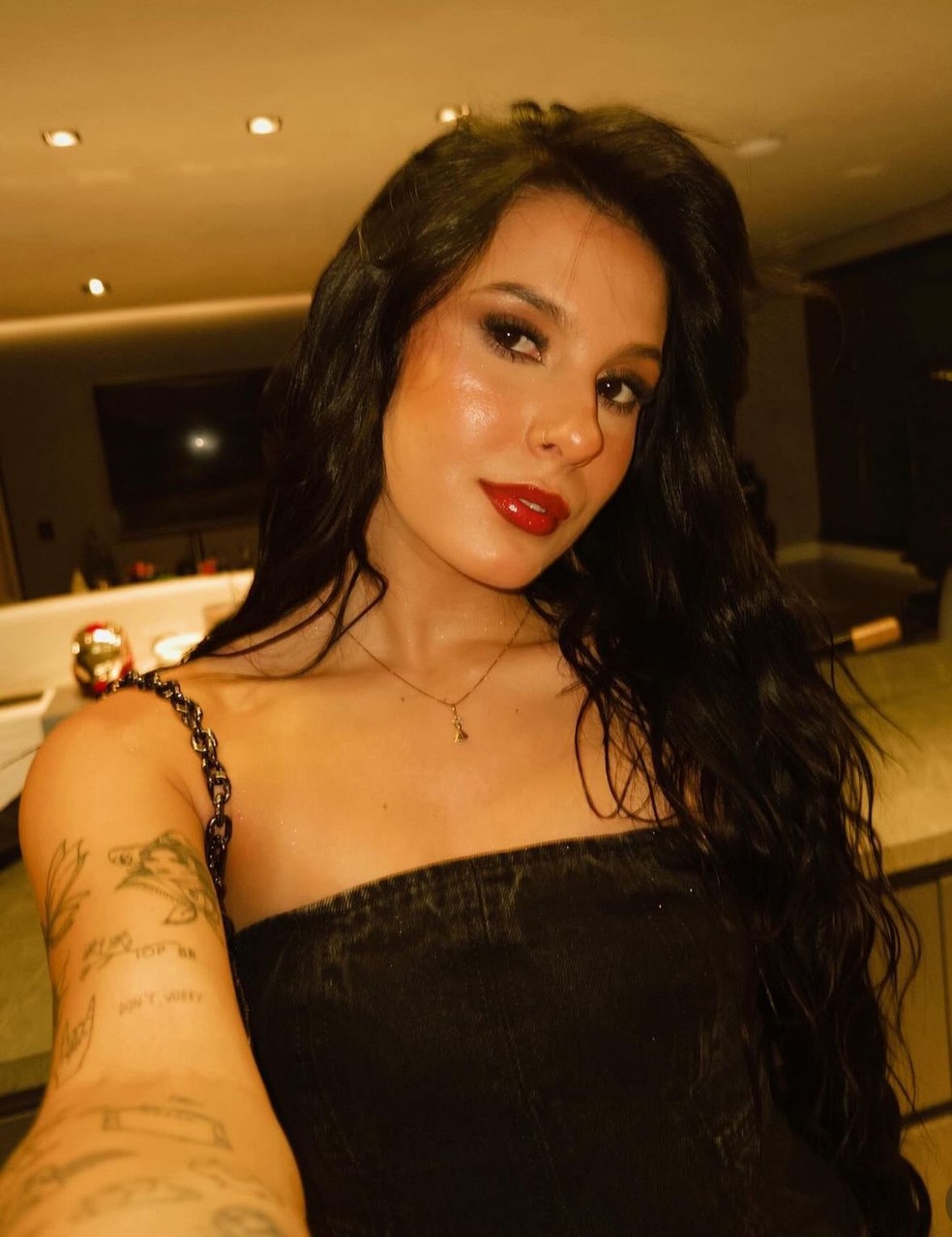 Ana Castela para a web com cliques cheios de beleza