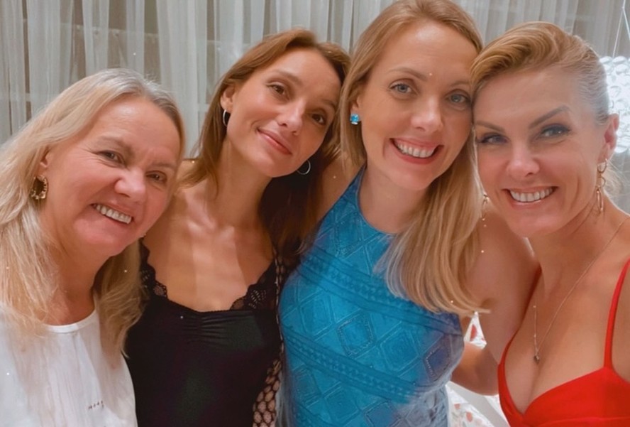 Ana Hickmann e irmãs se reúnem para celebrar o aniversário da mãe