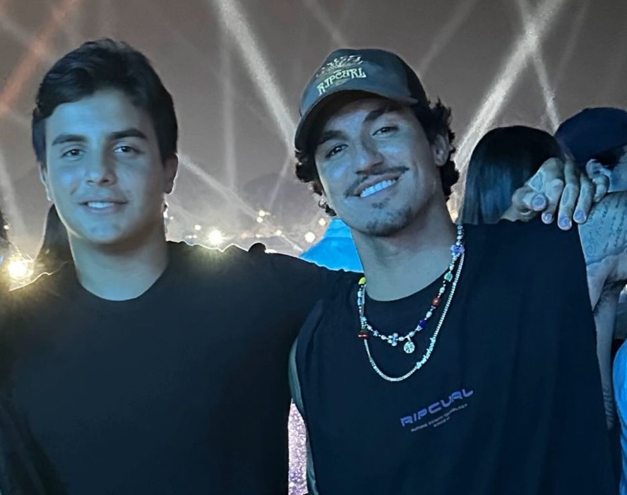 Marcelo Cady posa com Gabriel Medina em aniversário de 30 anos do surfista