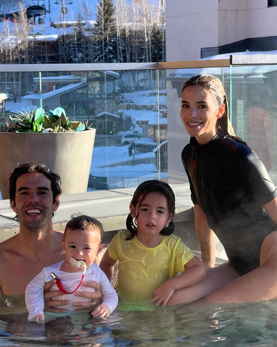 Kaká curte piscina aquecida em meio à neve com a família em Aspen