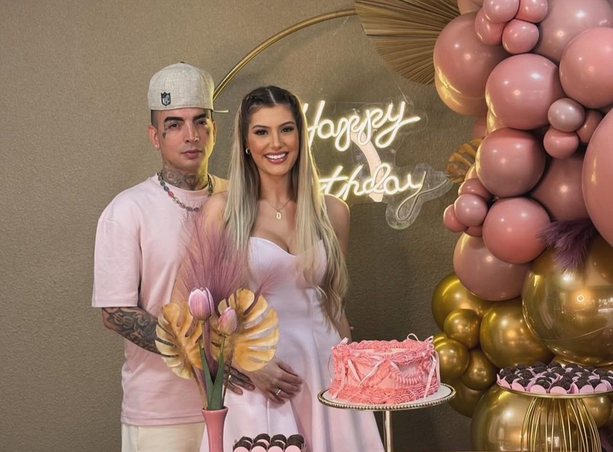 MC Guimê celebra o aniversário da namorada, Fernanda Stroschein
