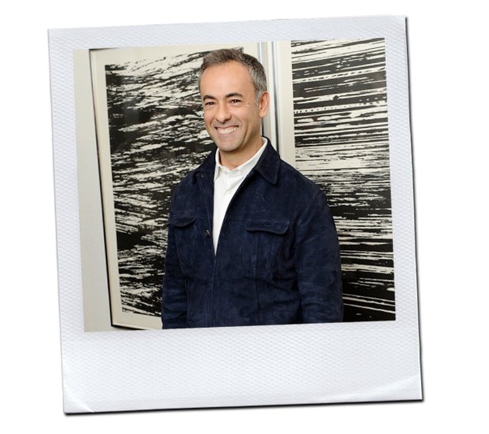 Francisco Costa ganha coquetel intimista durante passagem pelo Brasil