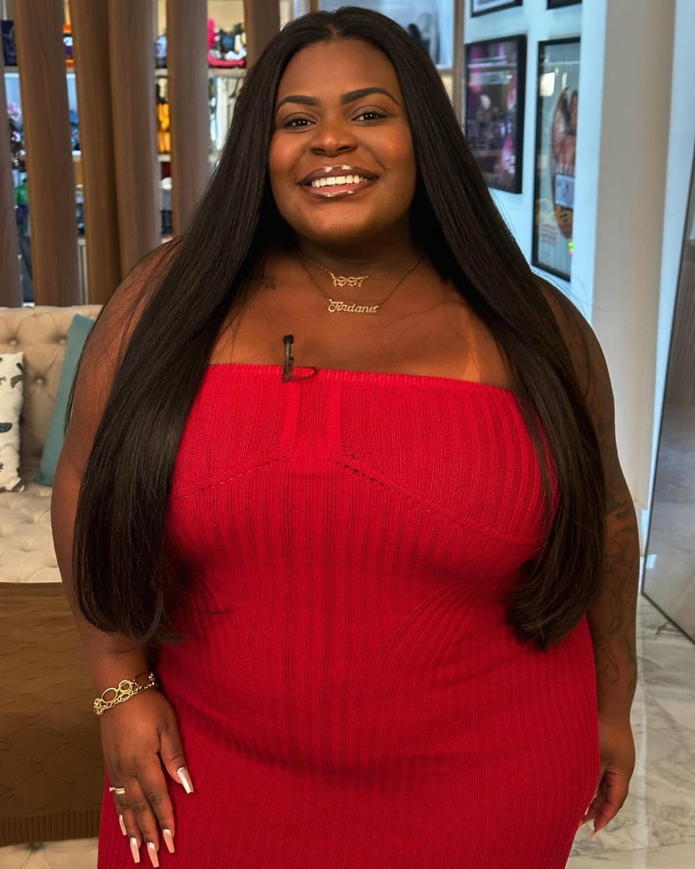 Jojo Todynho para a web com look all red