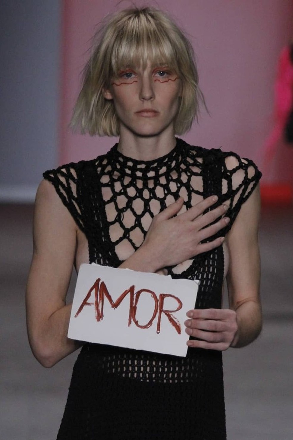 Vogue lamenta a morte do modelo Tales Cotta, ocorrida durante o SPFW