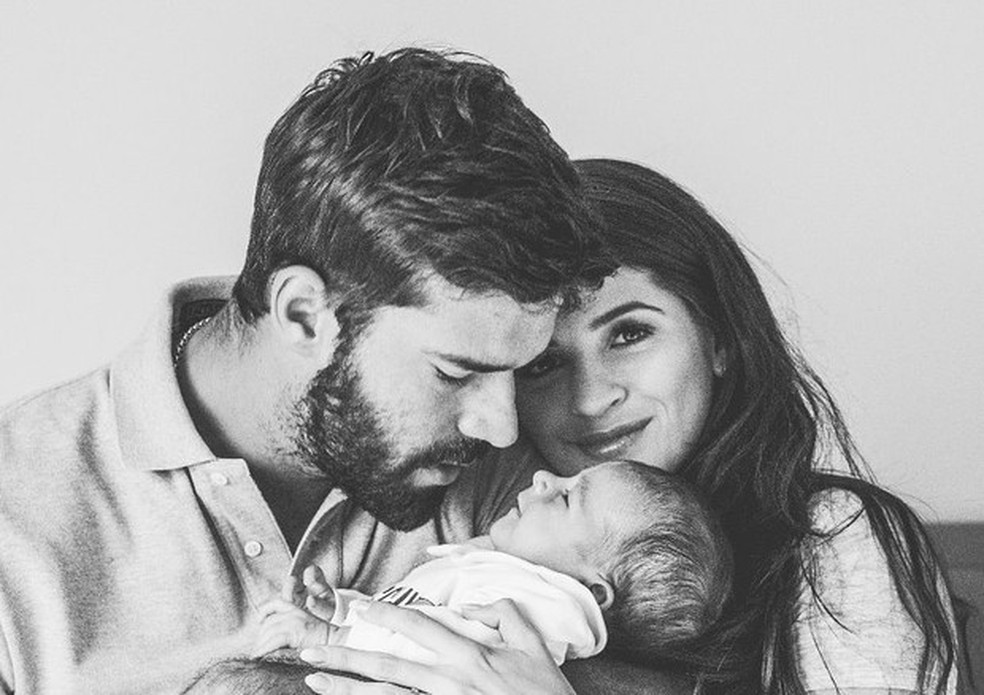 Alisson Becker compartilha registros do batismo do filho recém-nascido ...