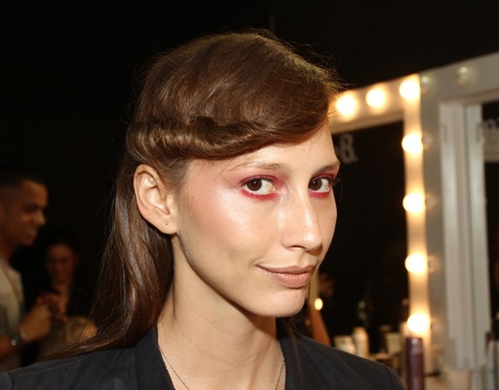 Torcidinho versão franja: aprenda a fazer o penteado da R. Rosner