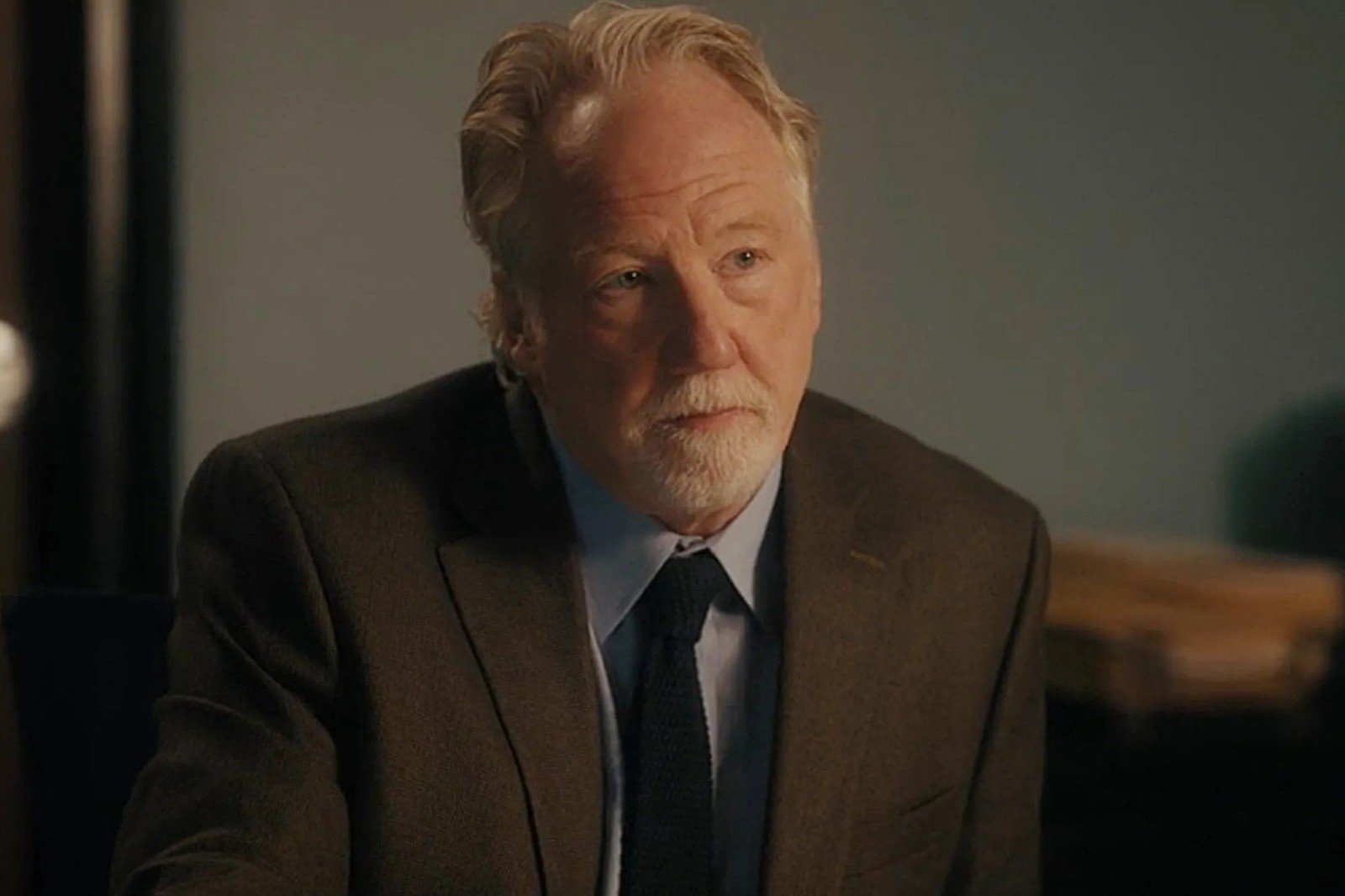 Justiça expede mandado de prisão contra Timothy Busfield por crimes ...