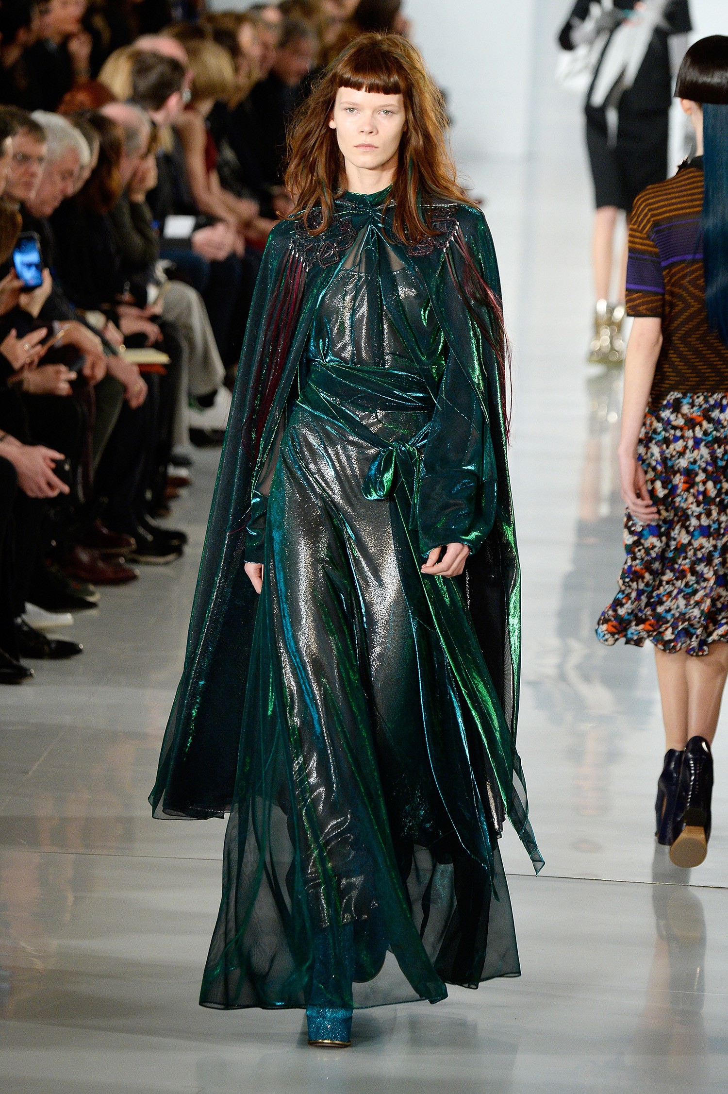 Maison Margiela brinca com o contraste de materiais no inverno 2017