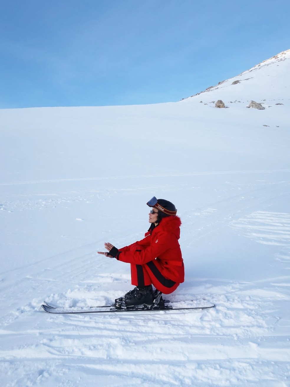 Carol Leite elege look vermelho para esquiar nos Alpes Suíços com Kaká ...