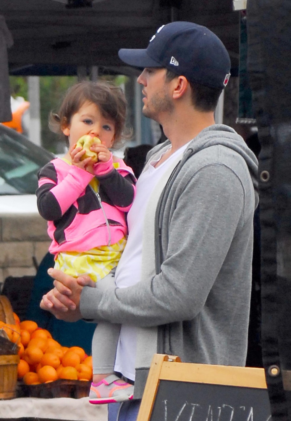 Ela está linda! Mila Kunis e Ashton Kutcher levam a pequena Wyatt ...