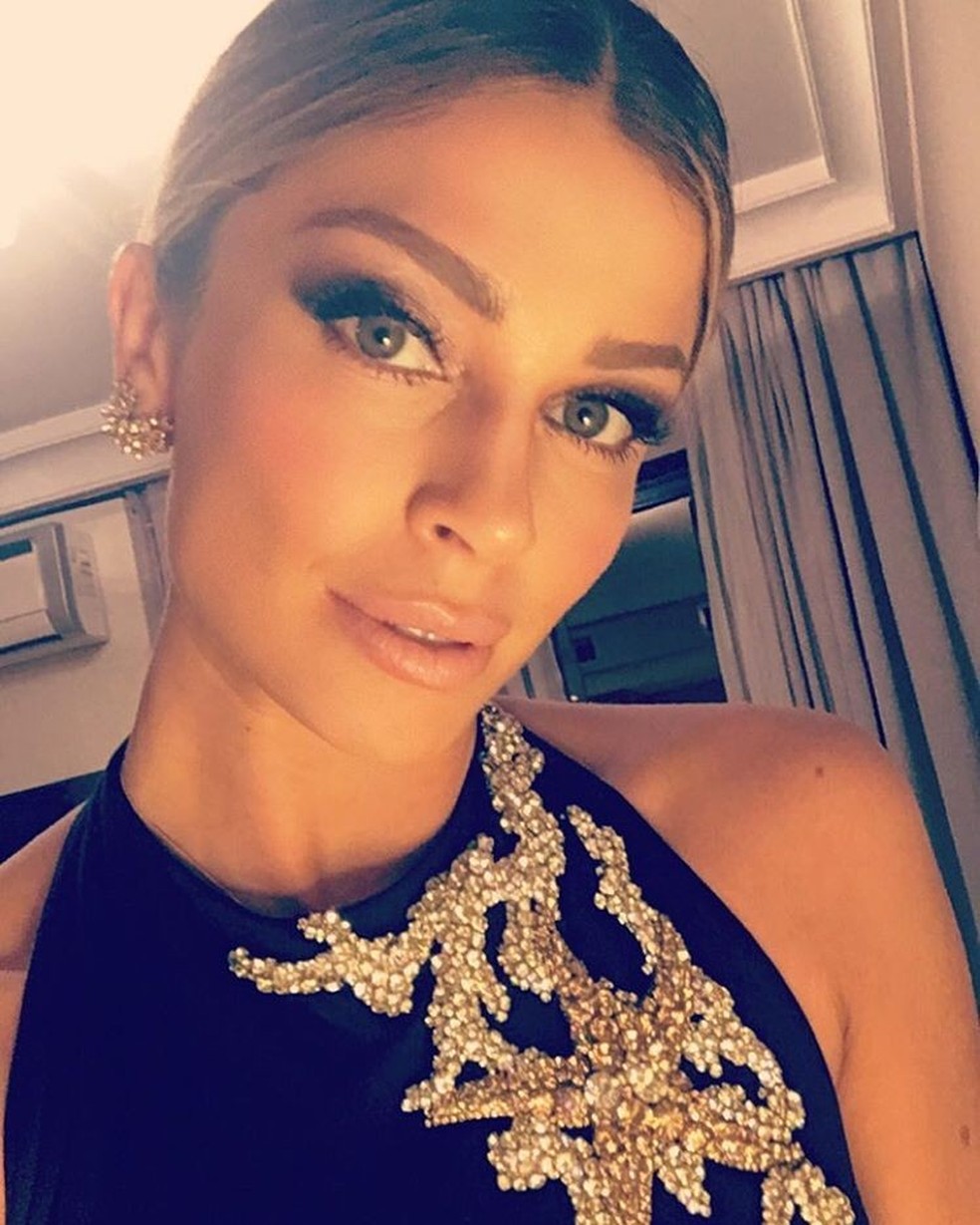 Grazi aposta em look colado para festa de novela