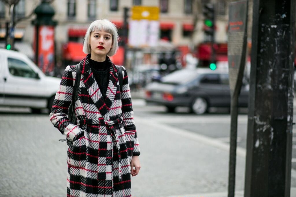 Street style: cores lavadas adocicam as ruas da semana de moda de Paris