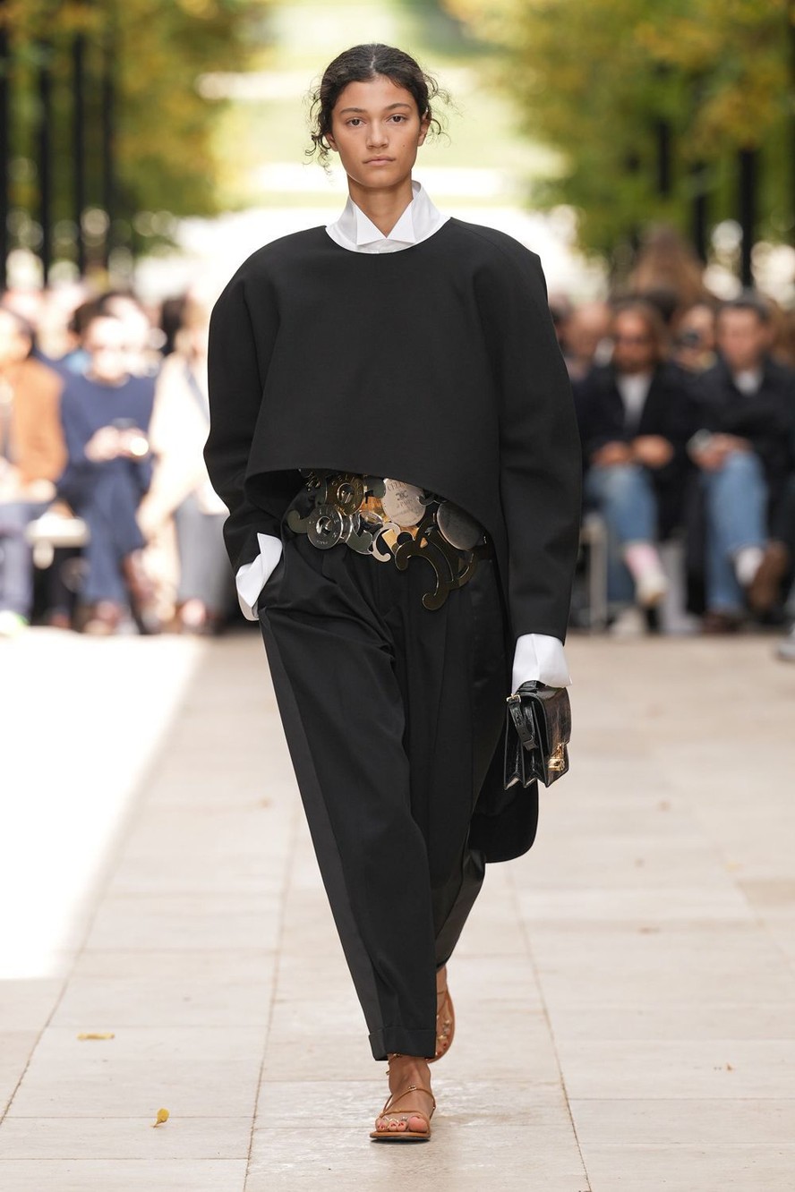 Brasileiras em destaque: Victoria Blecher encerra desfile da Celine em ...