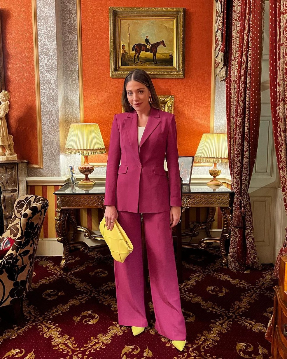 Luma Costa exibe looks eleitos para passear pelas ruas de Londres