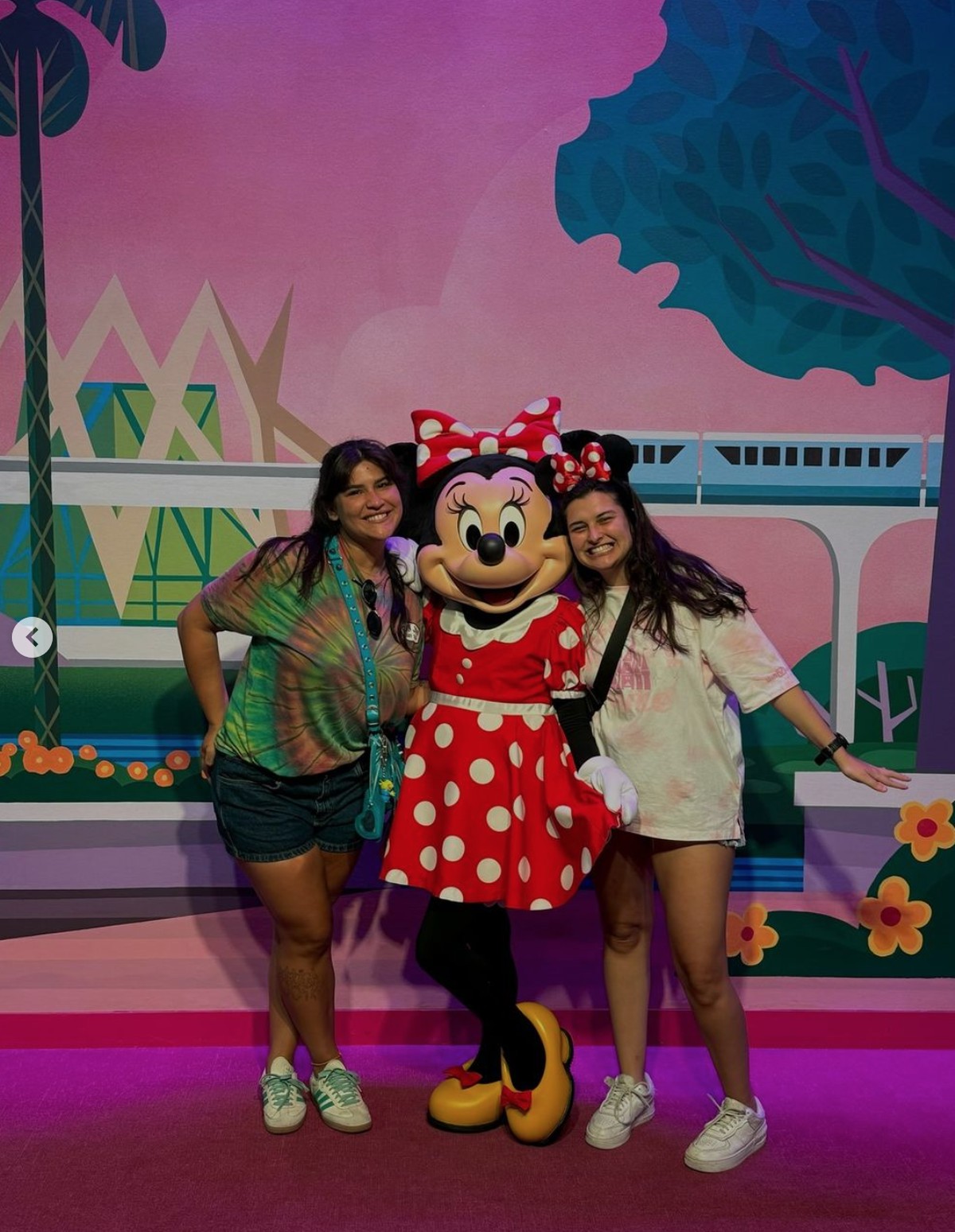 Giulia Costa posa com a Minnie e abre álbum de fotos de férias na Disney