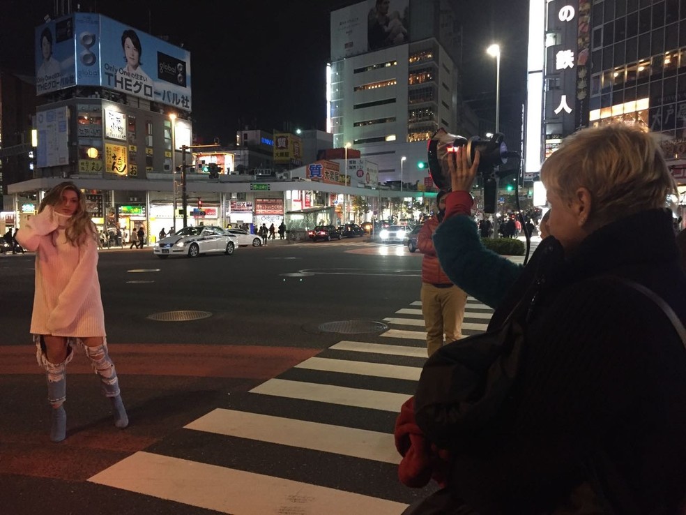 Sasha para o trânsito ao posar para a Coca-Cola no Japão