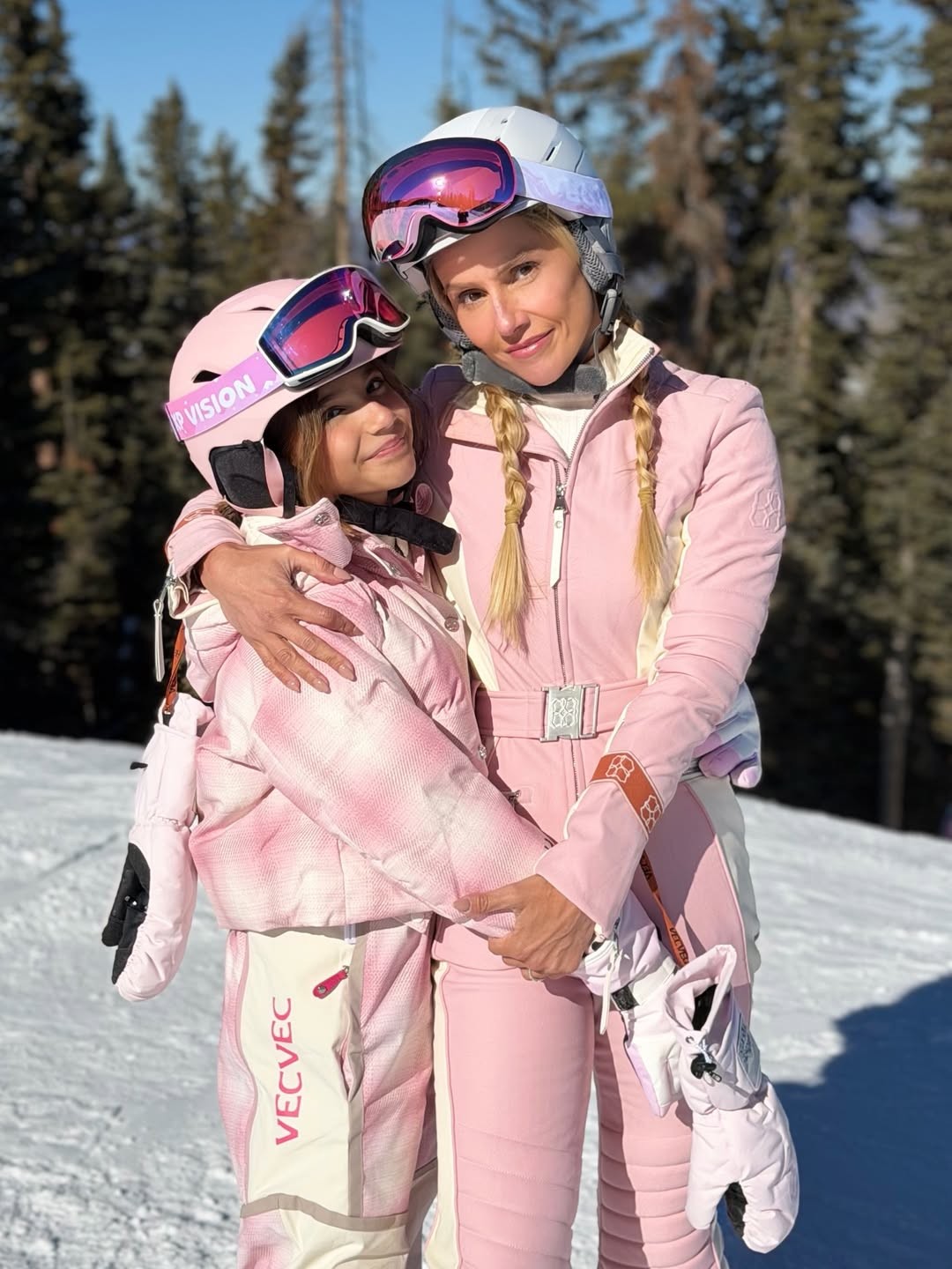 Deborah Secco combina look com a filha, Maria Flor, para curtir dia na ...