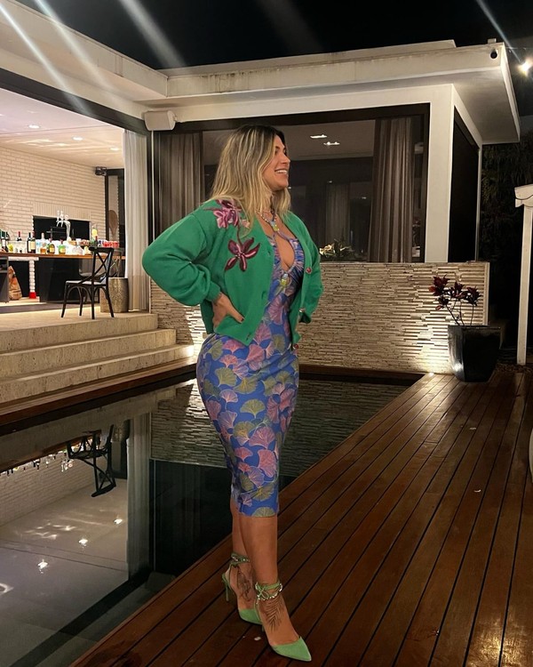 Dani Souza esbanja elegância ao posar em mansão luxuosa