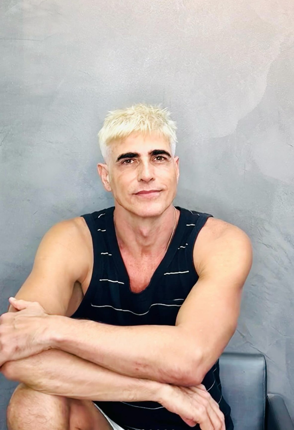 Reynaldo Gianecchini muda o visual e é comparado com cantor; compare