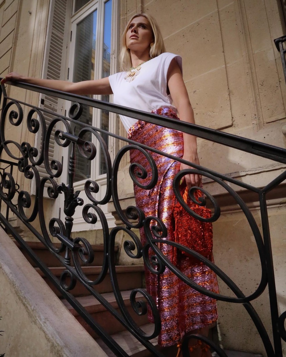 Celina Locks posa com saia barbiecore glow em cenário luxuoso