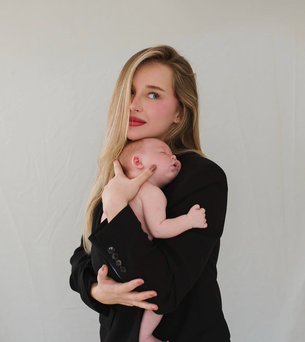 Duda Reis exibe ensaio com a filha, Aurora