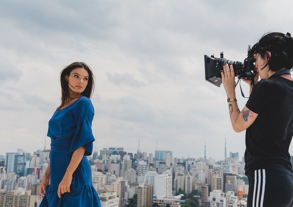 Isis Valverde fotografa em prédio icônico de São Paulo