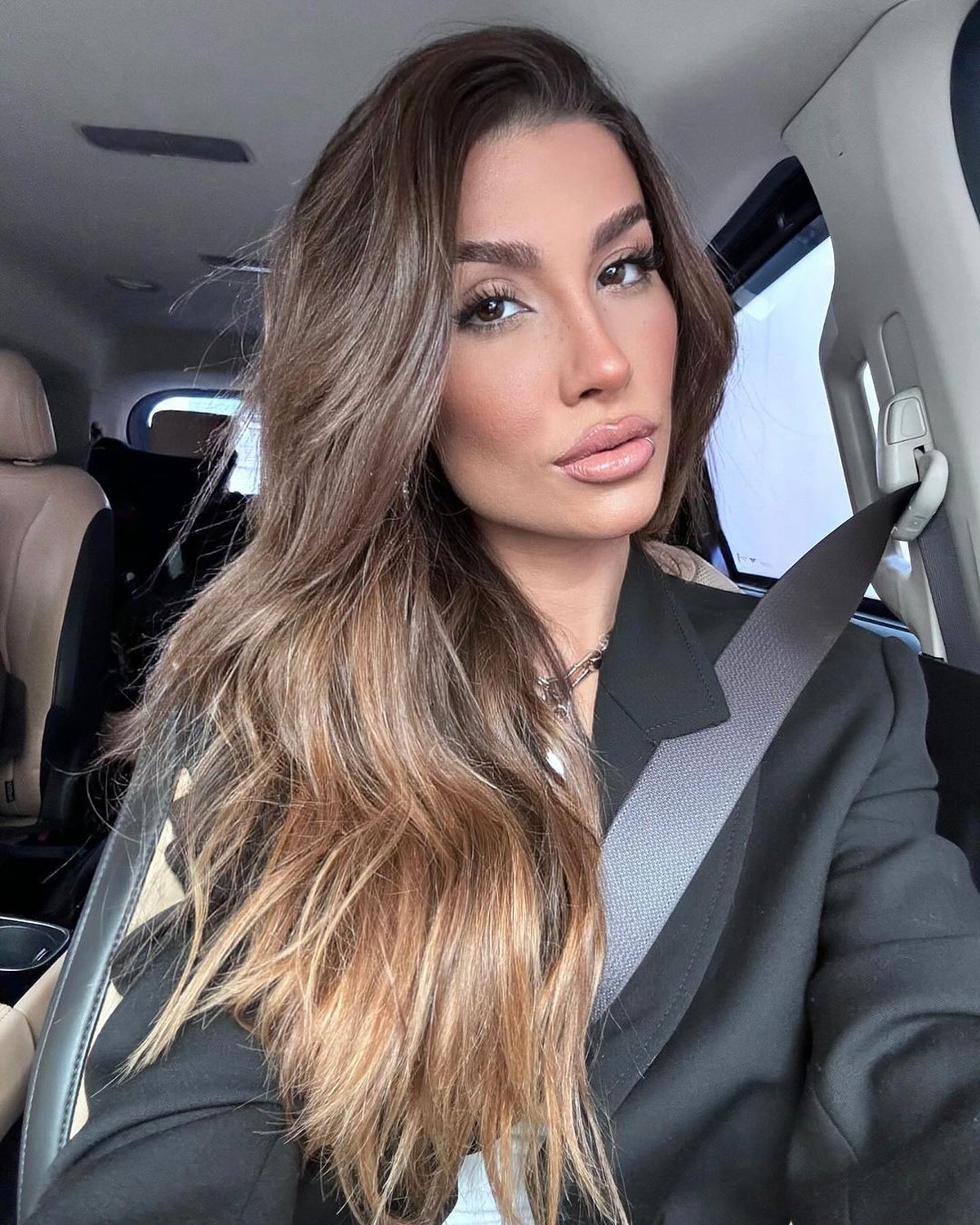 Bianca Andrade arranca elogios com nova sequência de selfies